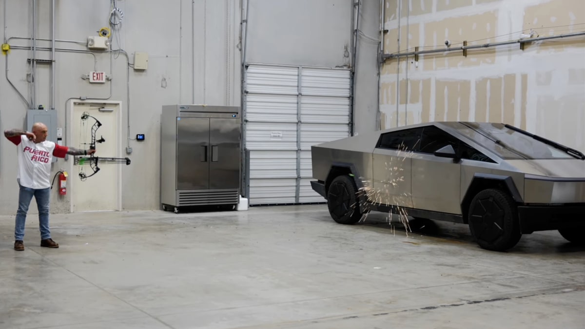 Joe Rogan이 Arrow로 외부를 테스트하는 동안 Musk는 사이버트럭의 가속도와 무게에 대해 이야기합니다. [Watch]